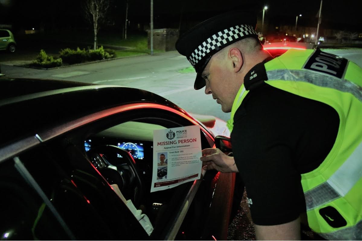 Police Stop Drivers And Pedestrians In Paisley – Paisley Photographs